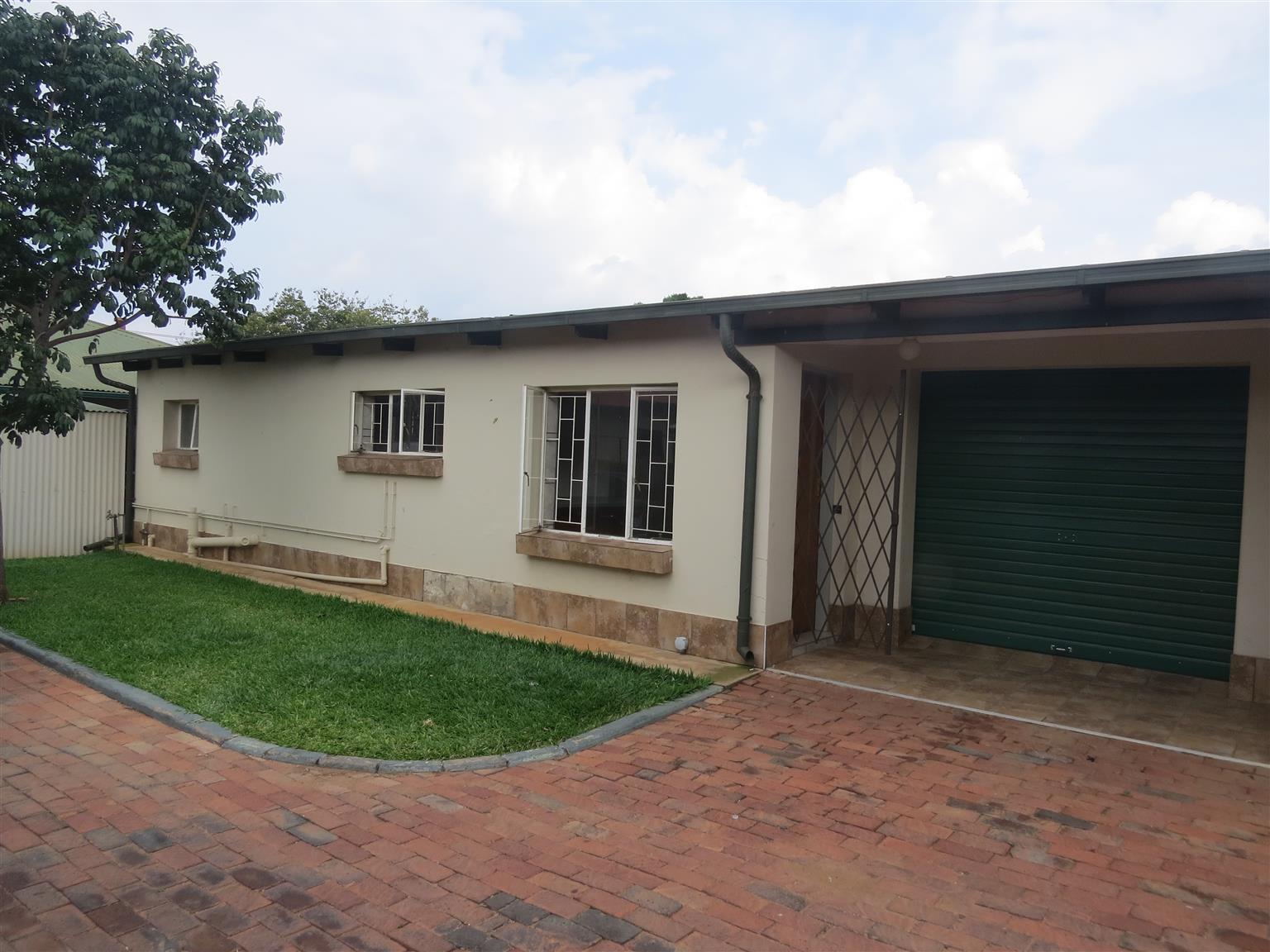 Baie netjiese ruim en modern tuinwoonstel (±90 m2) 1 Slaapkamer met ...