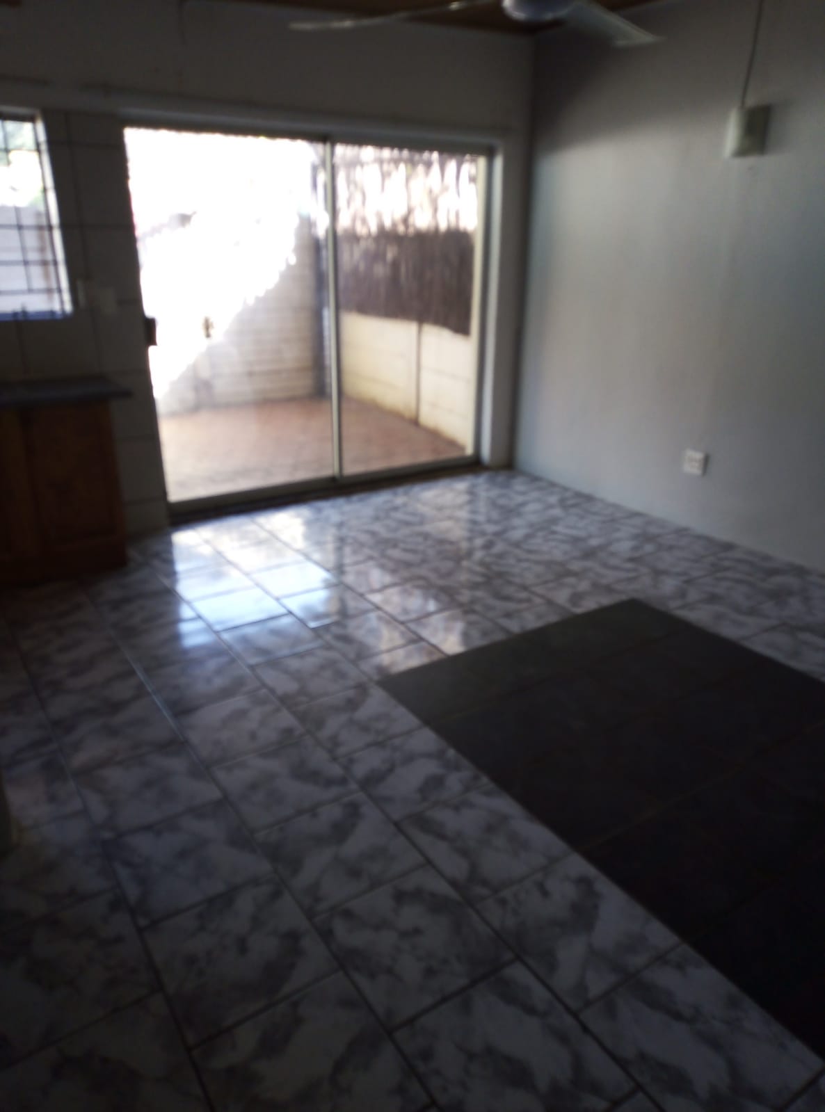 Pragtige 2 slaapkamer woonstel in Pta Tuine met motor afdak en private ...