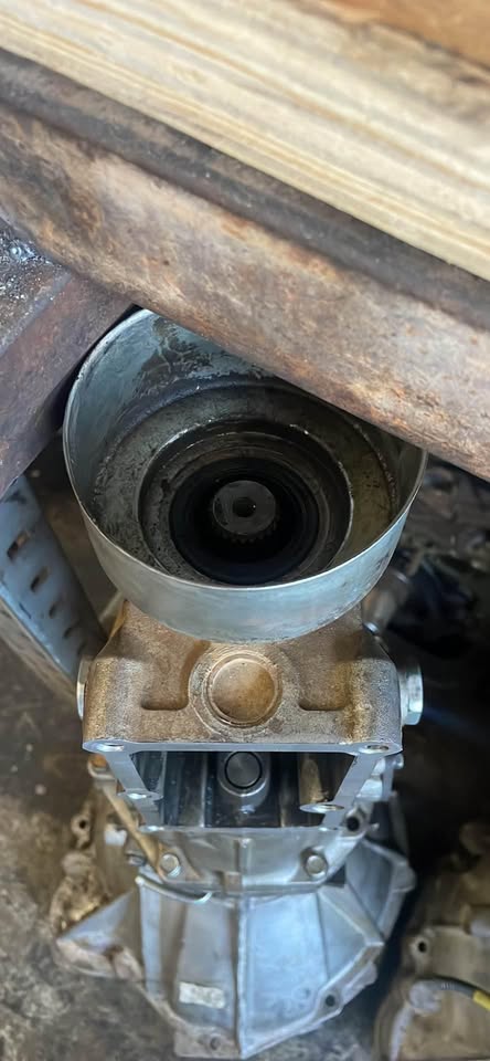 Nissan 1 Tonner Gearbox Tailpiece. Bellhousing ka24 Ka20 | Junk Mail ...