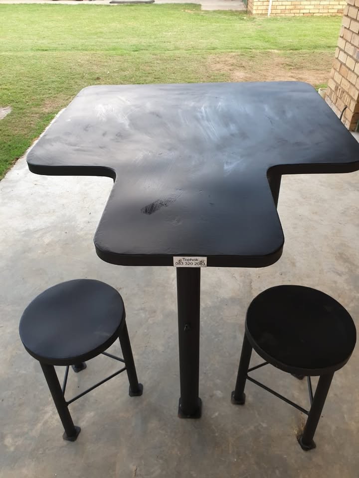 Staal skiet tafel met 2 opvoubare stoele vir gemaklike hantering EN ...