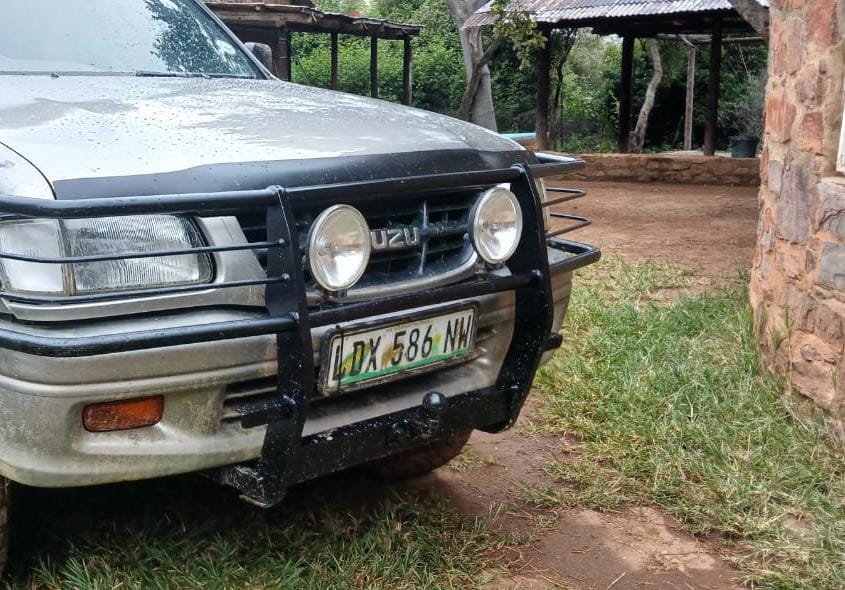 Isuzu frontier lx 320 v6 very good condition please watsapp due to poor ...