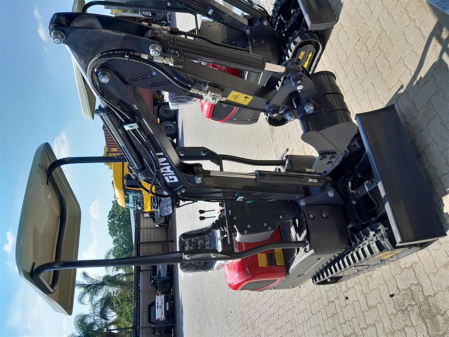 Giant Mini Excavators 1 ton | Junk Mail