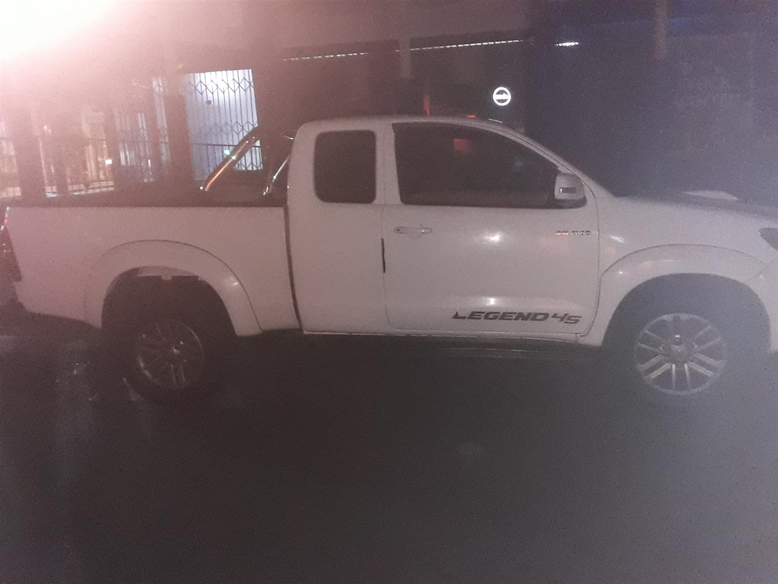 Toyota hilux legend 45 super cap white | Junk Mail