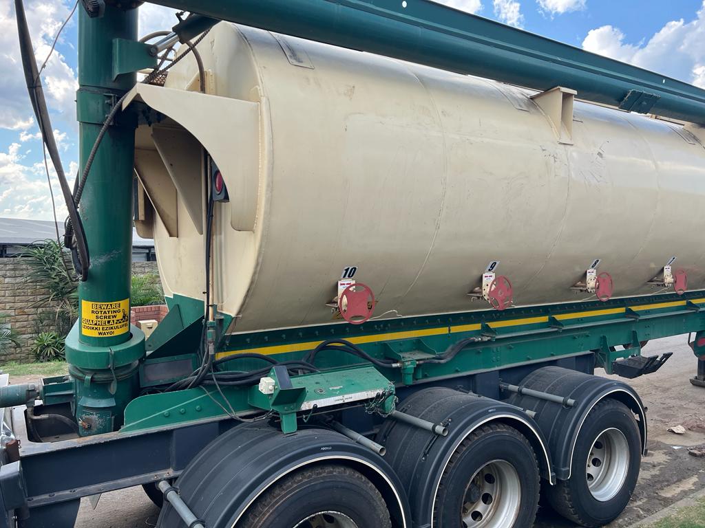 2011 Grw Auger Tanker 56cubes feed tanker ready to work | Junk Mail ...