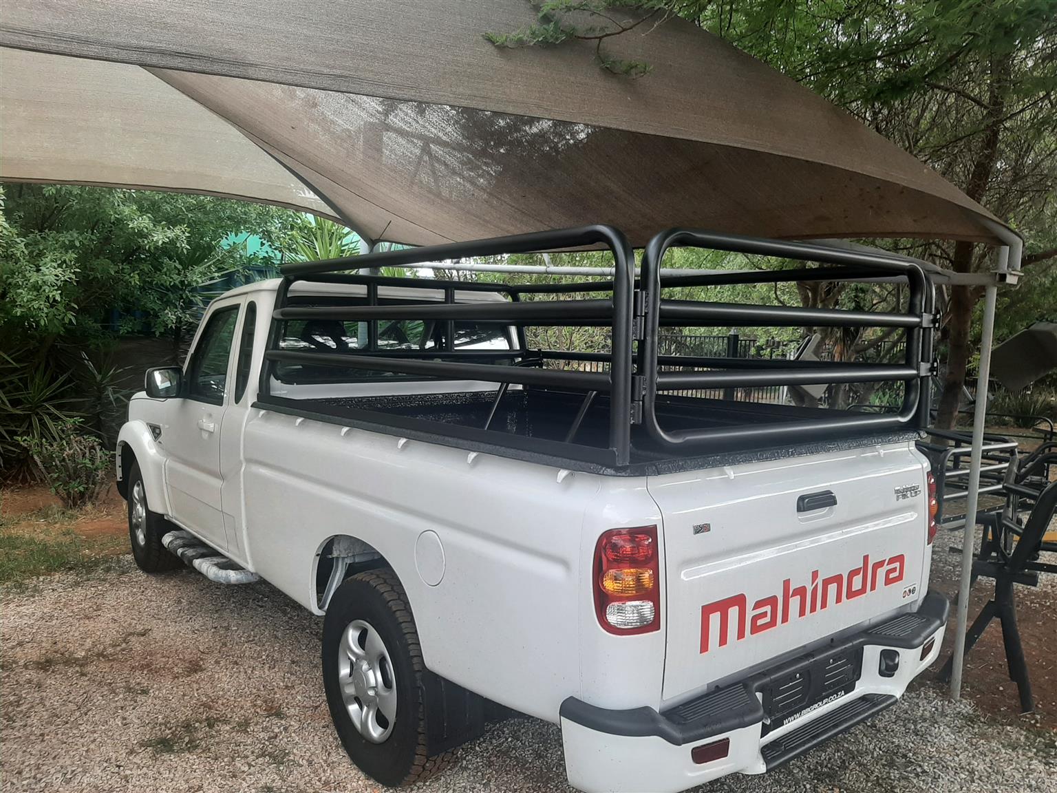 Pick up Mahindra cattle rails | Junk Mail