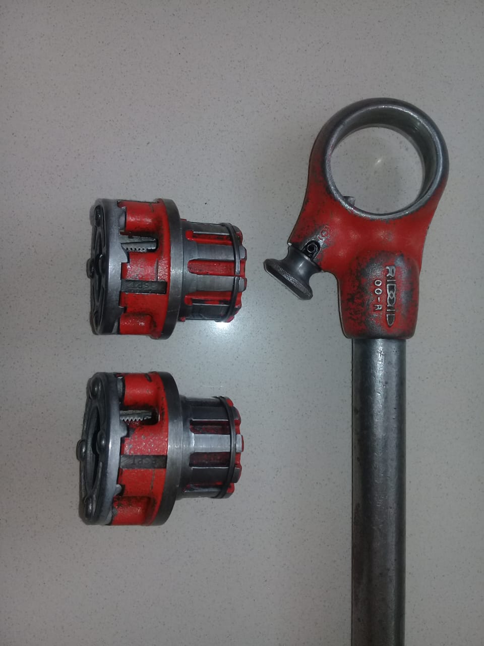 RIDGID Pipe Threading Tool c/w 1x1/2 BSP and 1x3/4 BSP Heads and ...