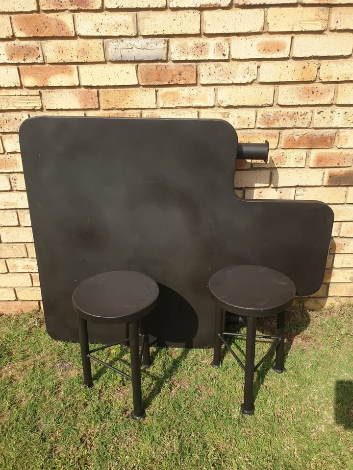 Staal skiet tafel met 2 opvoubare stoele vir gemaklike hantering EN ...