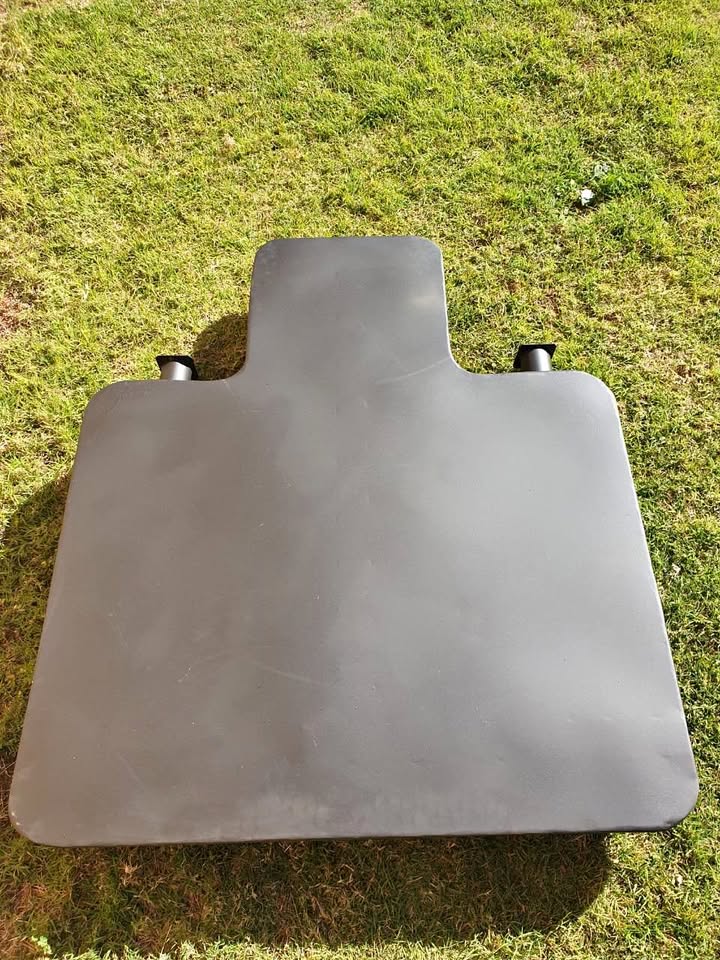 Staal skiet tafel met 2 opvoubare stoele vir gemaklike hantering EN ...