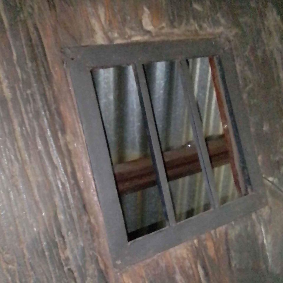 Heavy duty bubble door including frame | Junk Mail