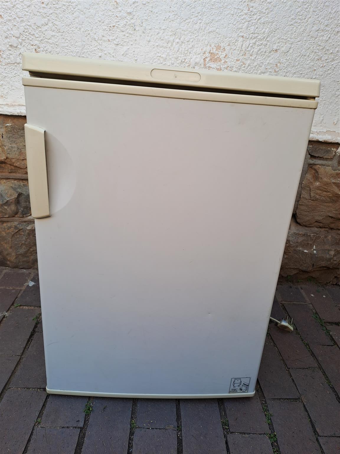 Bar Fridge. Needs to be regased. I am in Orange Grove. | Junk Mail ...