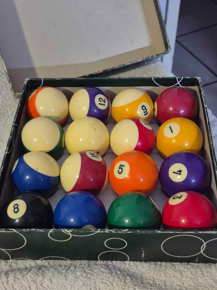 Full set of billiard balls, and pool balls | Junk Mail Marketplace