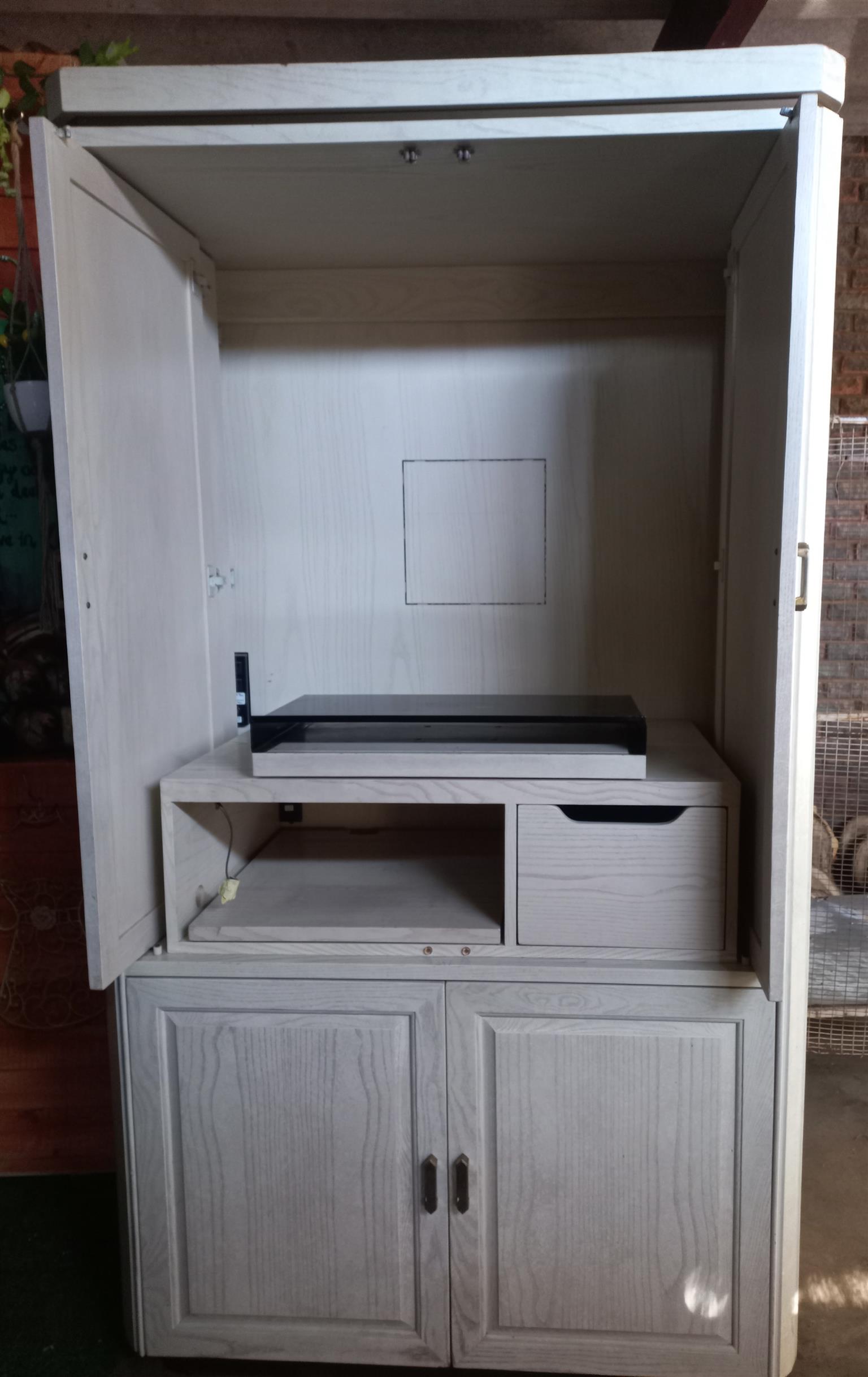 Tv case stand | Junk Mail Marketplace