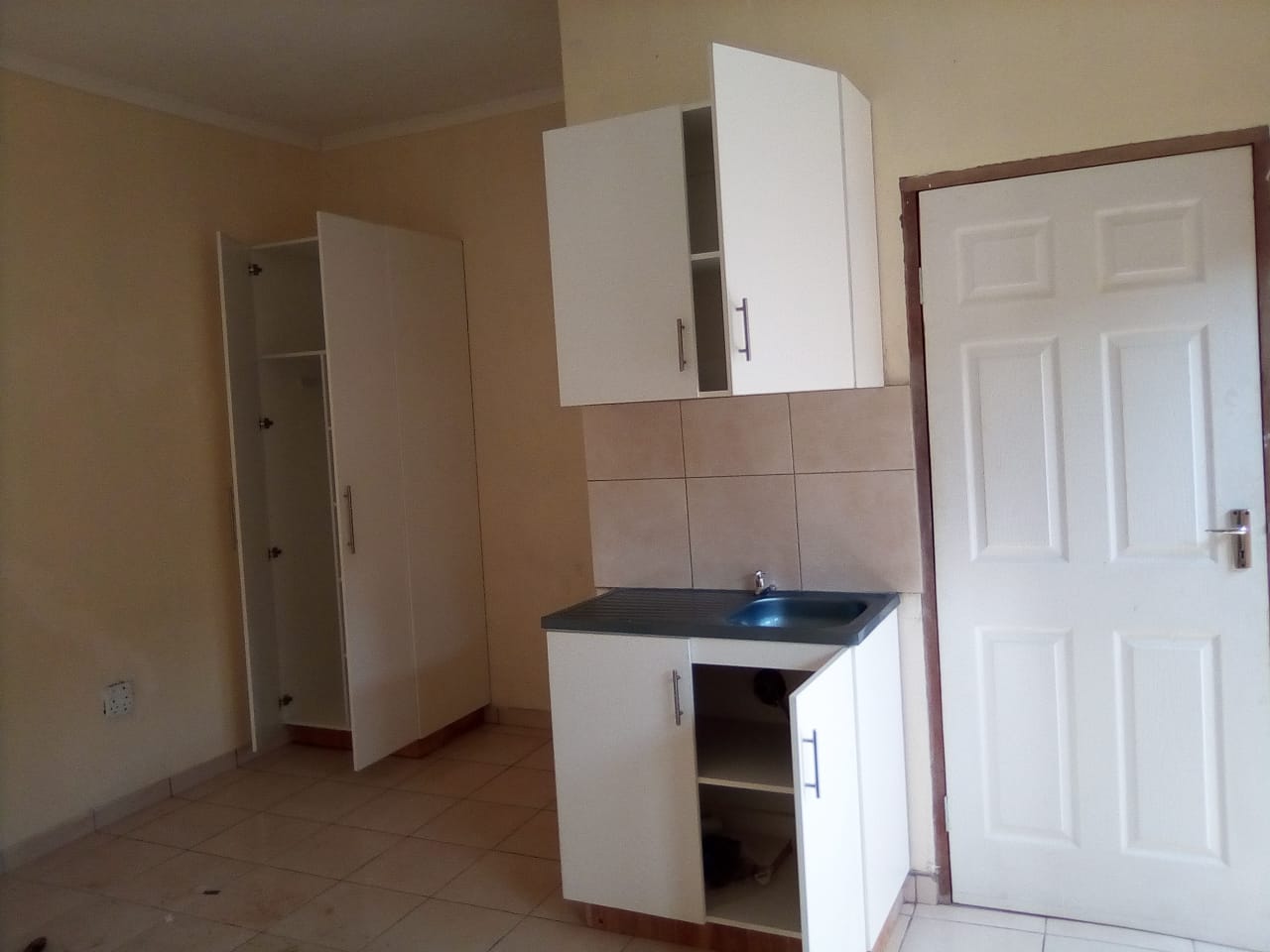 Bachelor Flat, Nazareth Pinetown. Ensuite Shower, Toilet, Kitchen Area ...