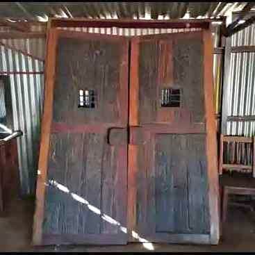 Heavy duty bubble door including frame | Junk Mail