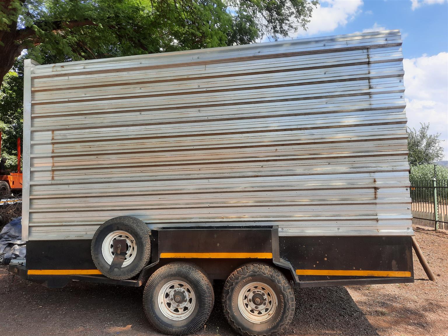 Double axle multiloader box body trailer | Junk Mail
