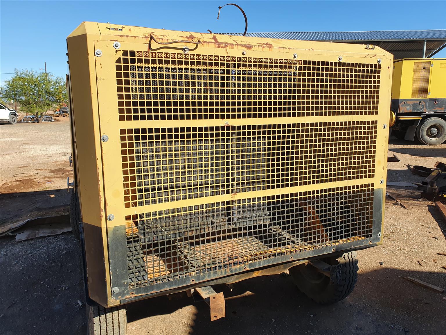 Ingersoll Rand 900 CFM 8.6 Bar mobile compressor with Caterpillar 3306 ...