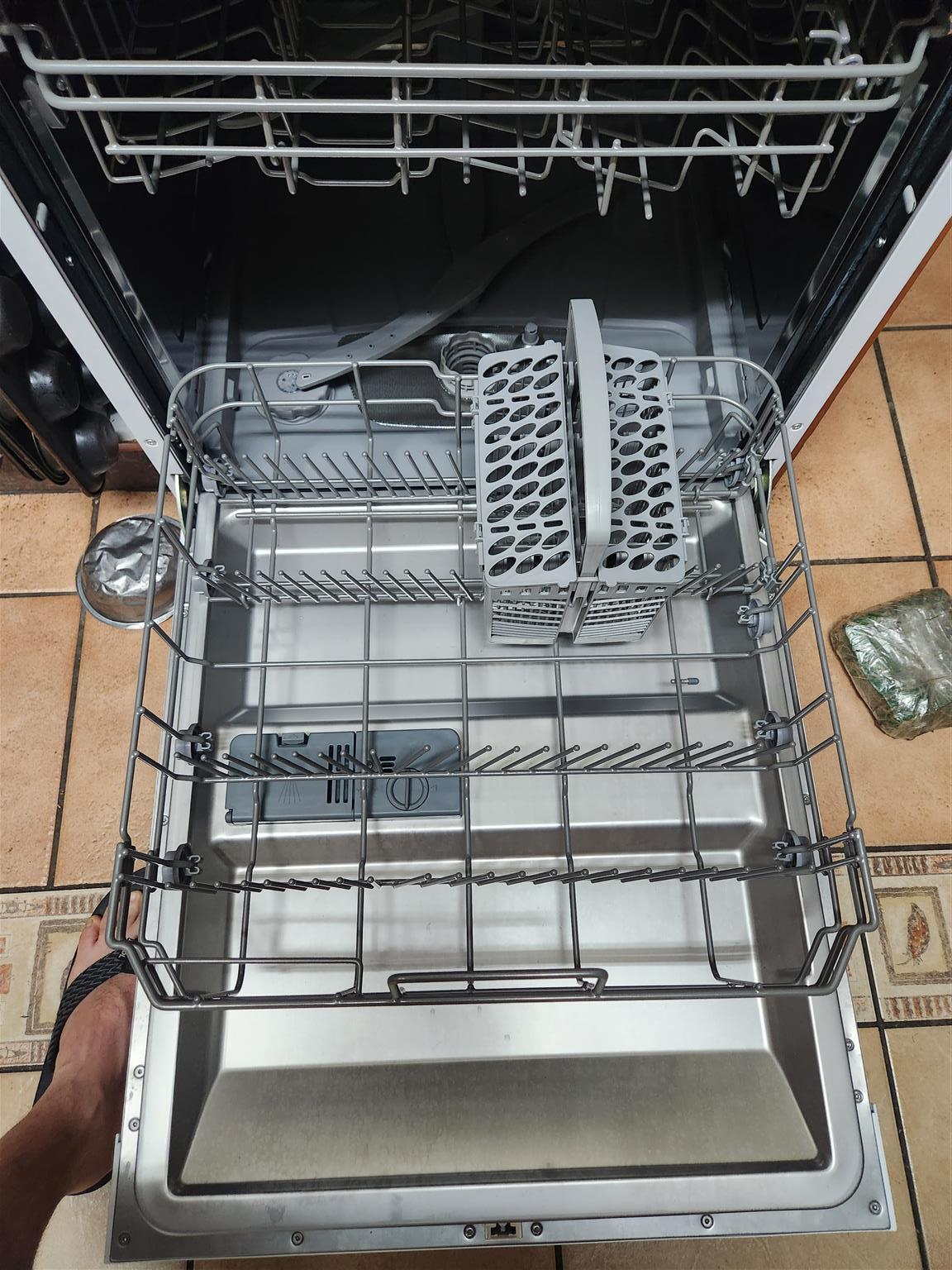 Midea dishwasher, 4 months old, like brand new | Junk Mail Marketplace