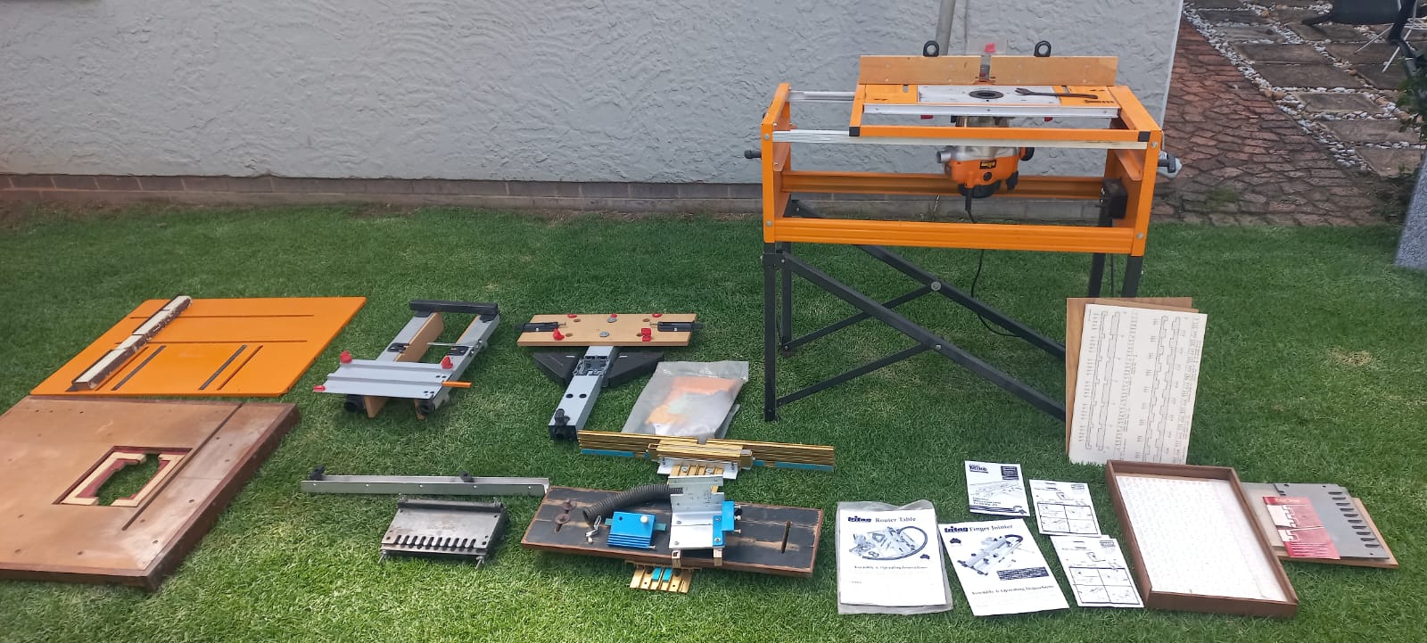 Triton Router table with the Router plus bits and Incra dove tale jigs ...