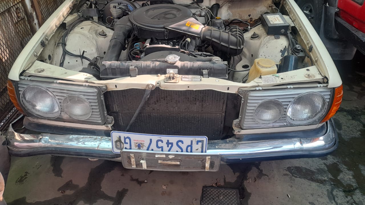 1984 Merc Benz 200 | Junk Mail Marketplace