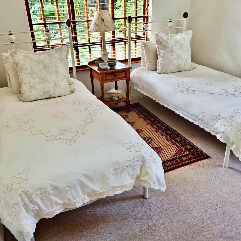 Vintage single bed & frame | Junk Mail Marketplace