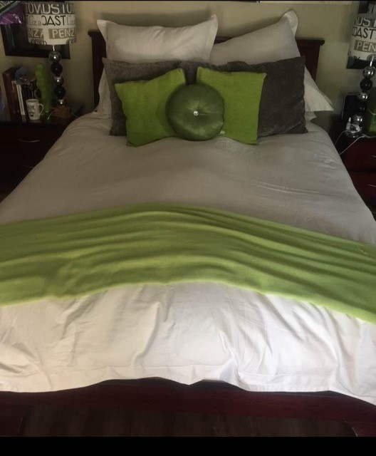 Queen Mahogany wooden bed extra length | Junk Mail Marketplace