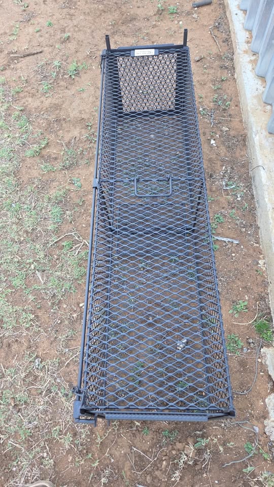 DUBBEL DEUR KLEINKAT VANGHOK. Geskik vir alle probleem diere by ...