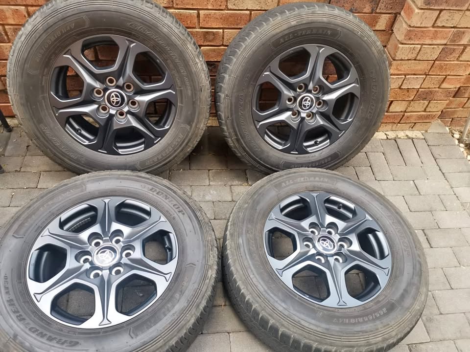 18inch Toyota Land Cruiser GR Sport original mags with used 265/65/18 ...