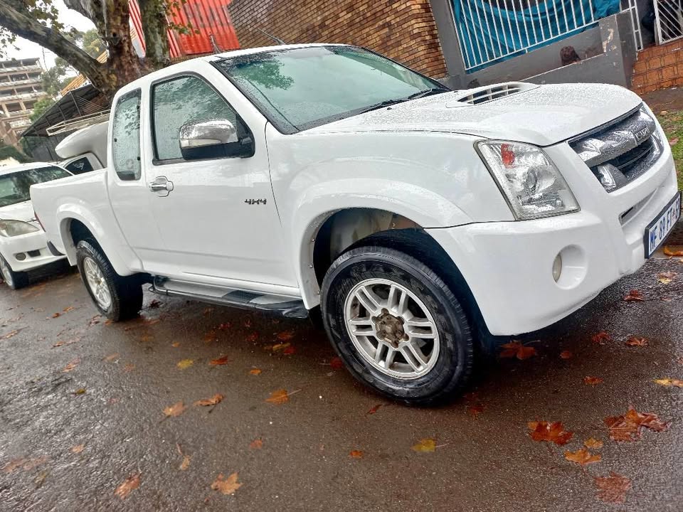 2010 ISUZU KB300 CLUB CAB 4X4 MANUAL TRANSMISSION WITH SERVICE BOOK AND ...