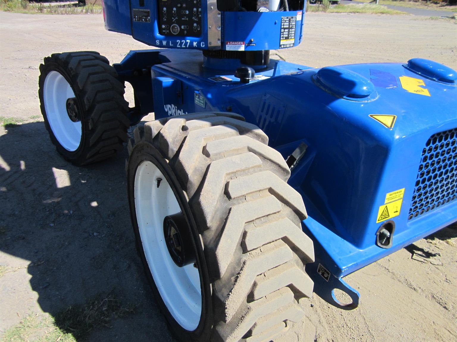 2009 Upright AB46rt 4x4 16m Cherry Picker Articulated Boom Lift | Junk Mail