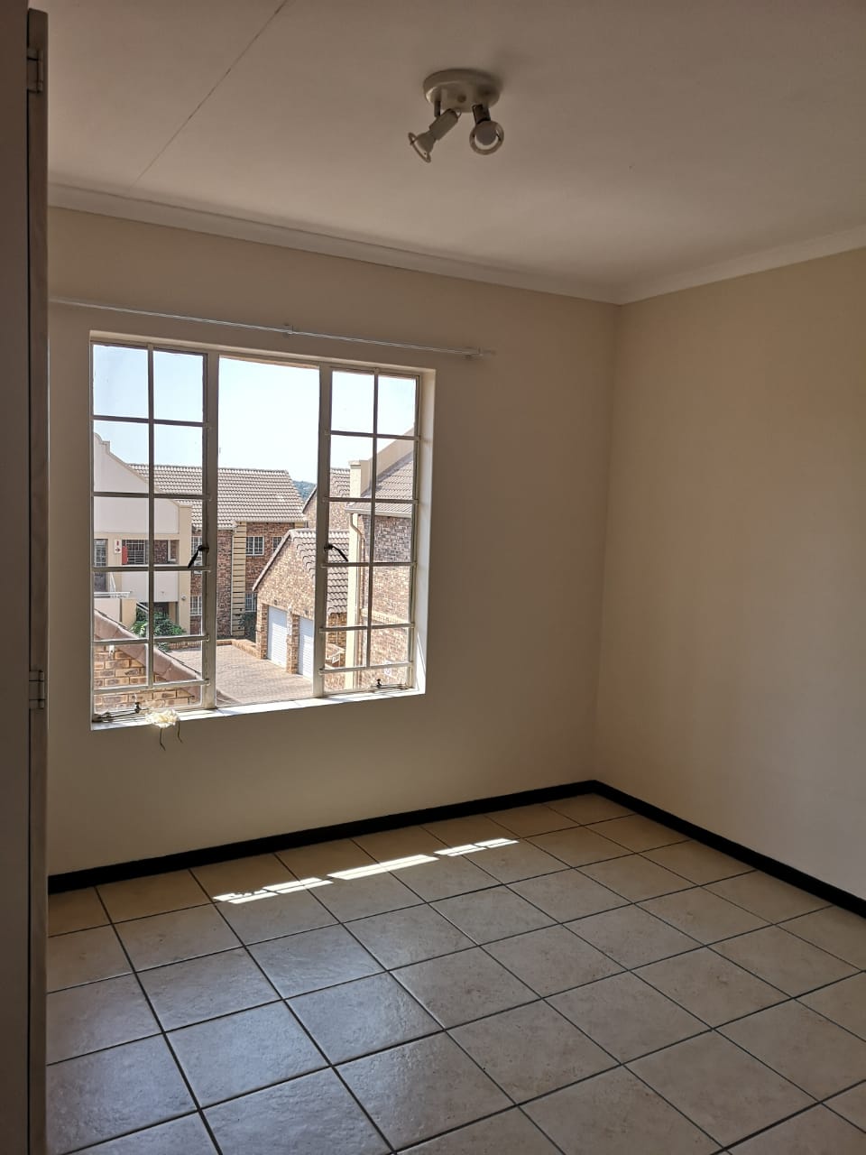 Neat Lock -up and go 1st floor apartment! | Junk Mail Marketplace