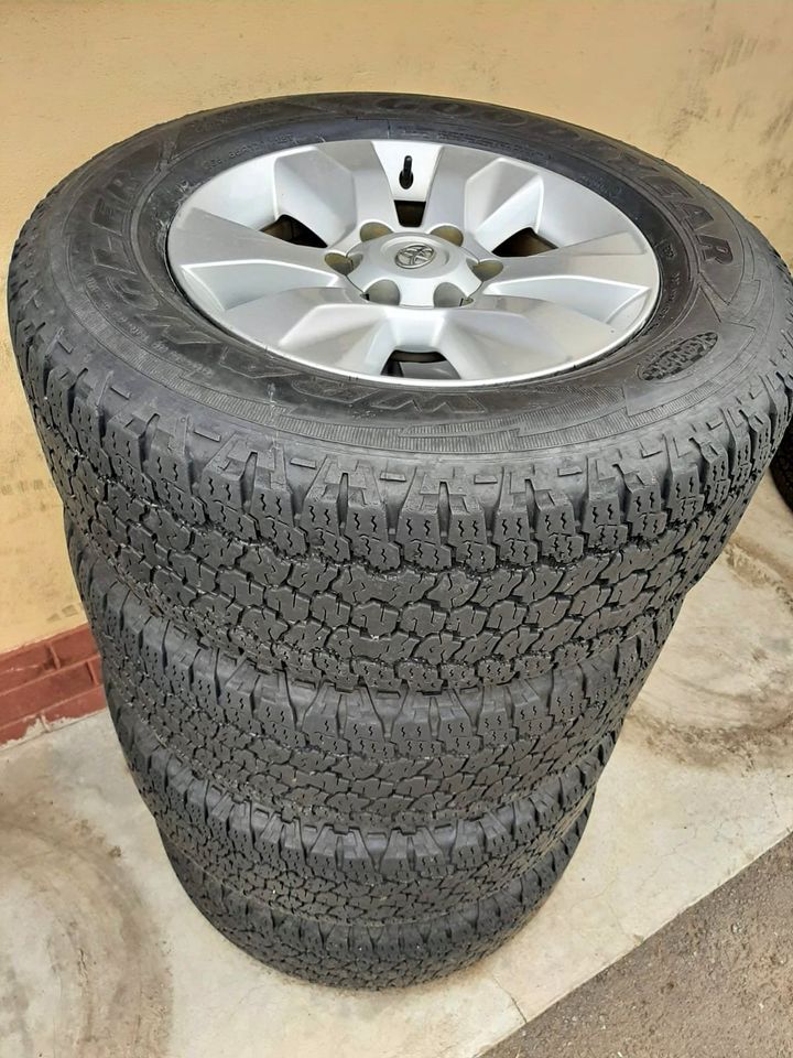 17" Toyota Hilux GD6 original mags with used 265/65/17 tyres on special ...