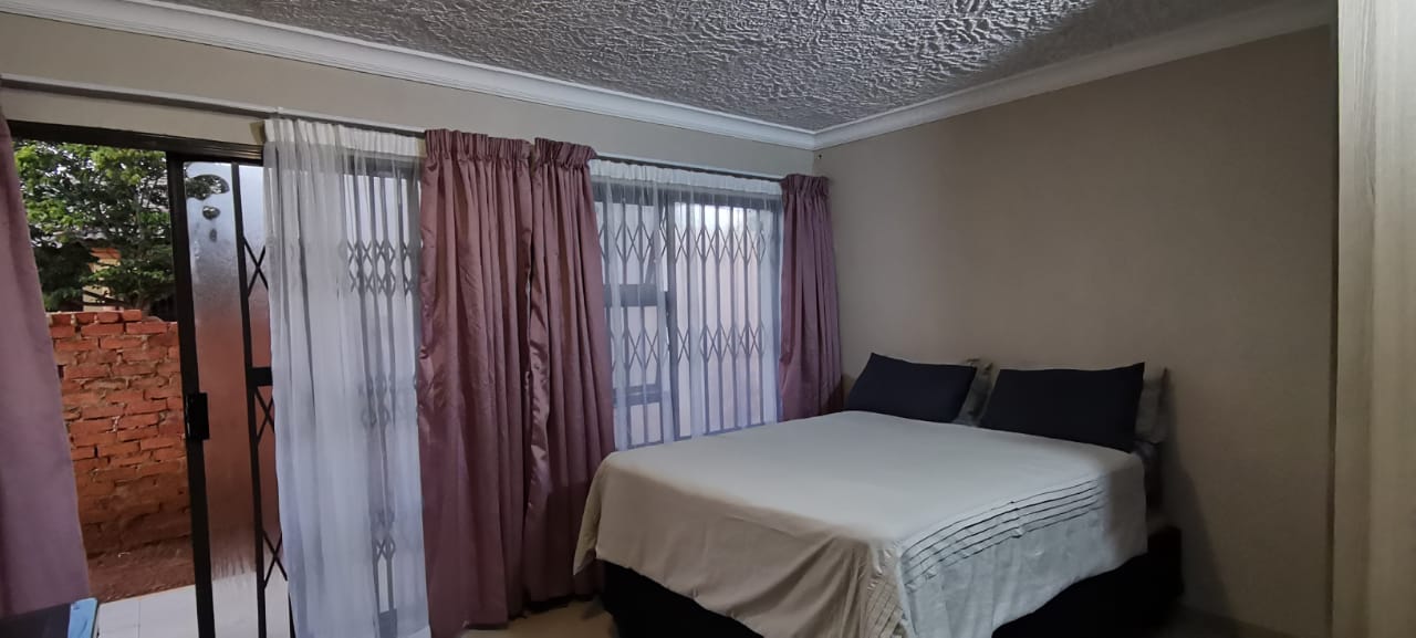 Bachelor flat available Mahube ext 3 | Junk Mail