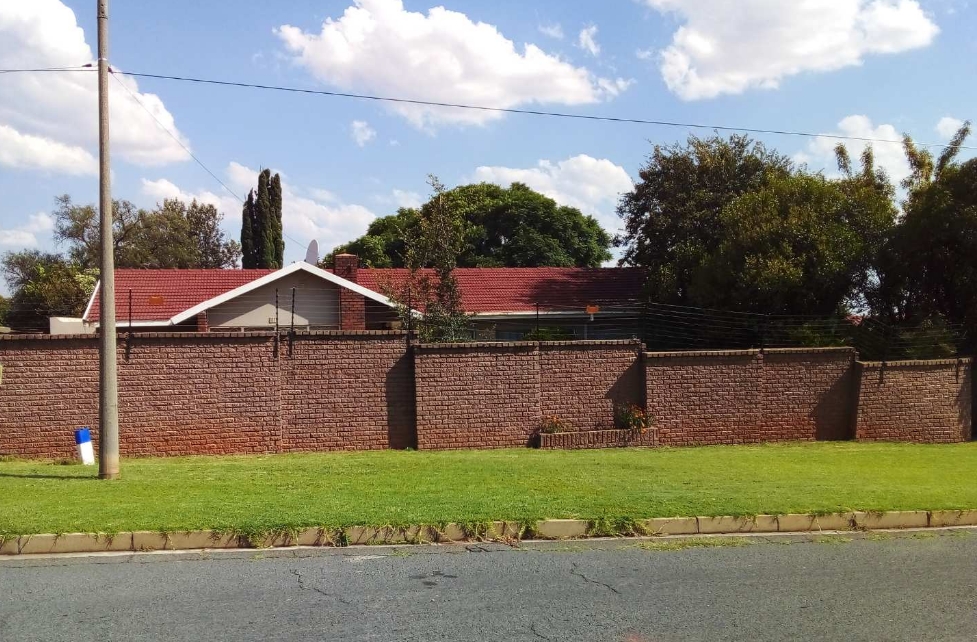 A PROPERTY FOR SALE IN HORISON VIEW(ROODEPOORT) | Junk Mail