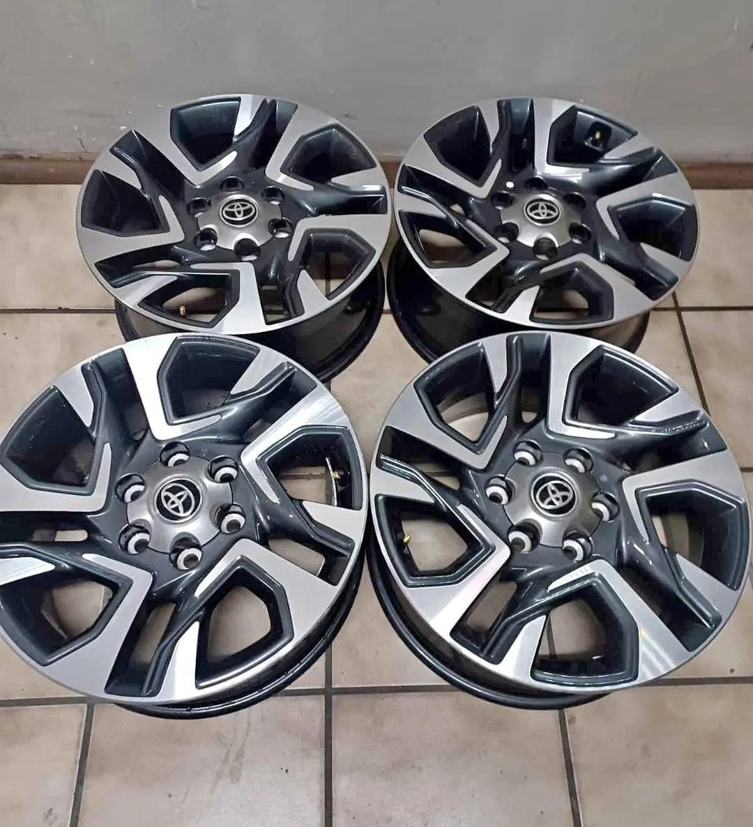 18inch Toyota Hilux/Fortuner original mags set | Junk Mail Marketplace