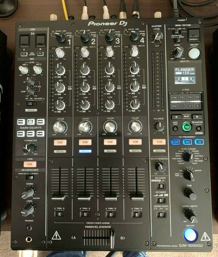 Preowned 2 x Pioneer CDJ 2000 NXS2 with DJM 900 NXS2 | Junk Mail