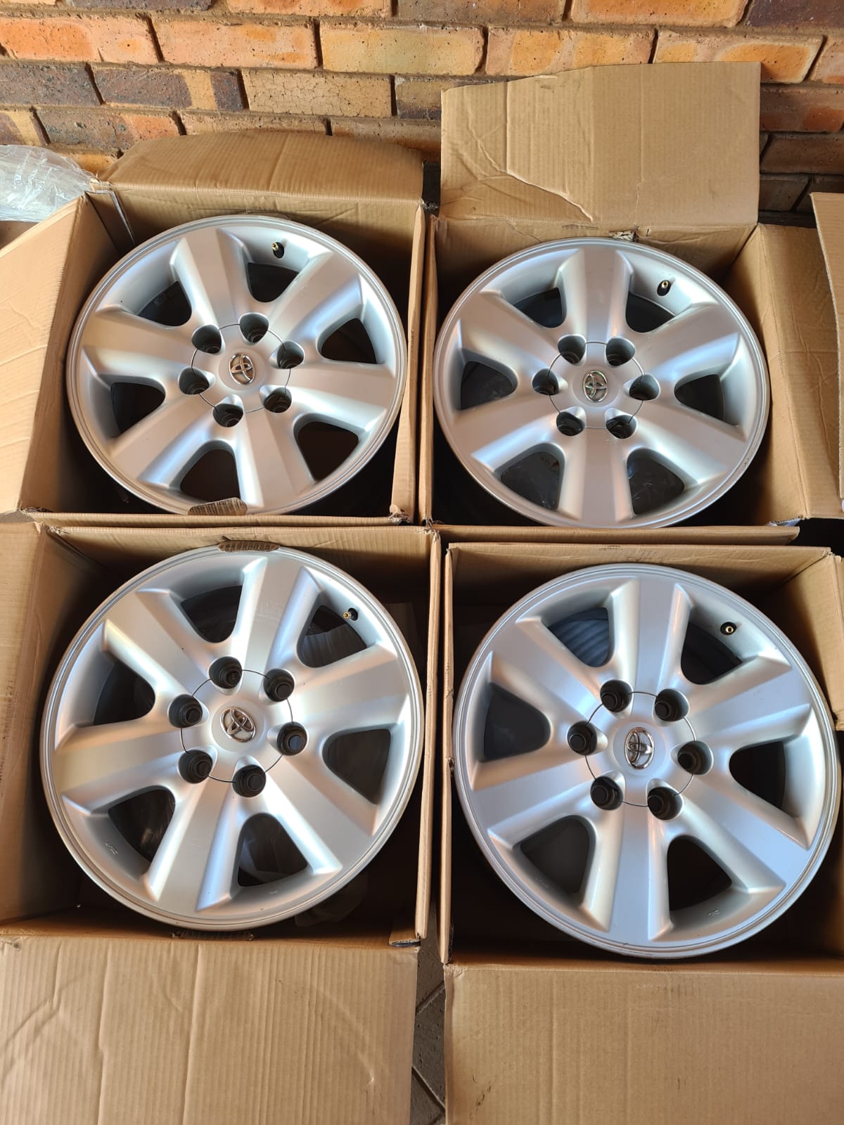 17inch Toyota Hilux/Fortuner/D4D original mags with nuts new set for ...