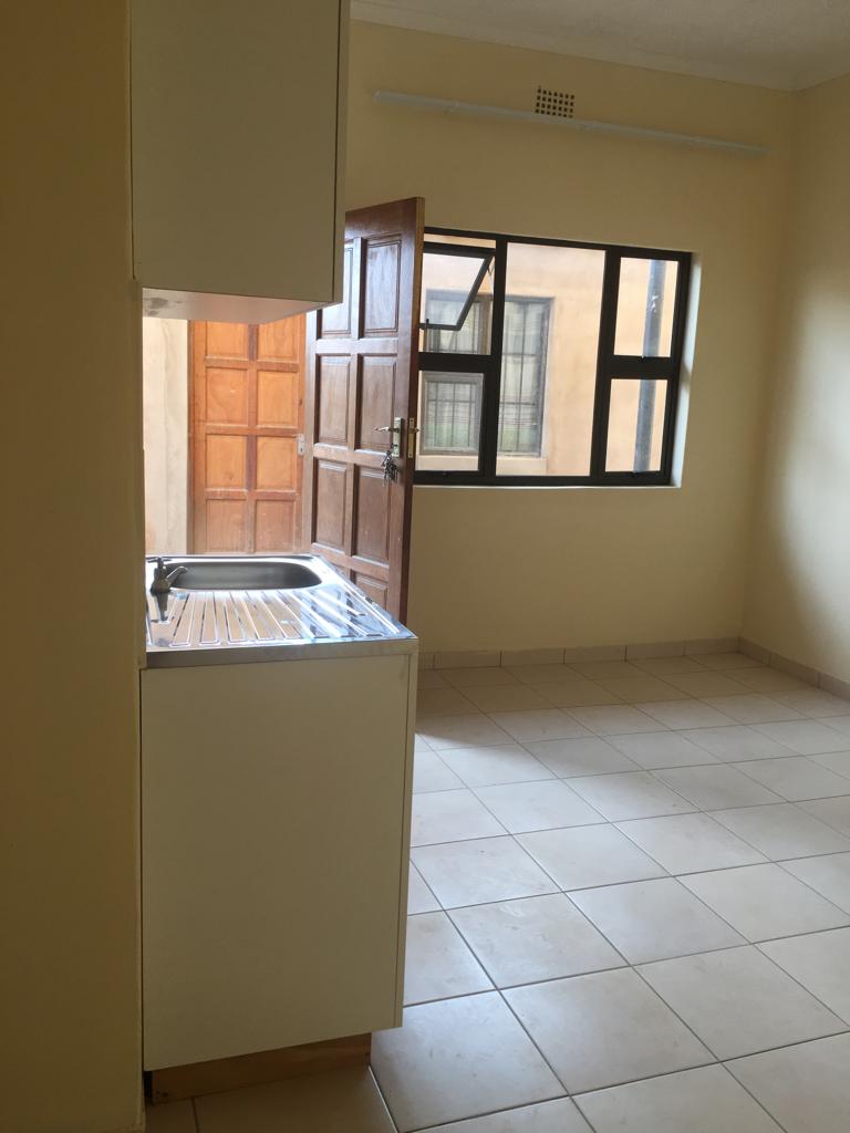 Bachelor Flat, Nazareth Pinetown. Ensuite Shower, Toilet, Kitchen Area ...