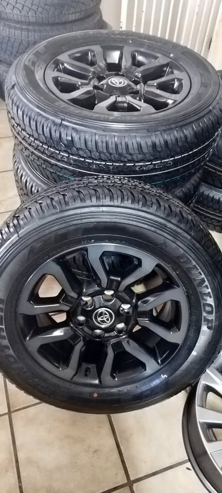 Used 18inch Legend 50 RS original mags with brand new 265/60/18 Dunlop ...