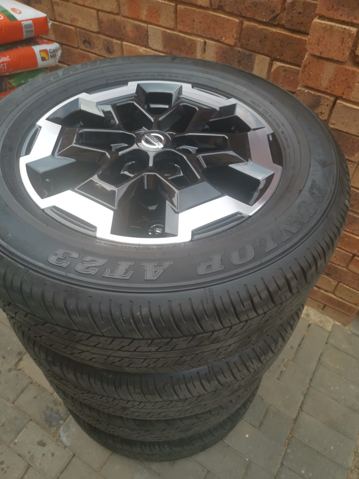 Nissan Navara 18" original mags with 255/60/18 tyres set | Junk Mail