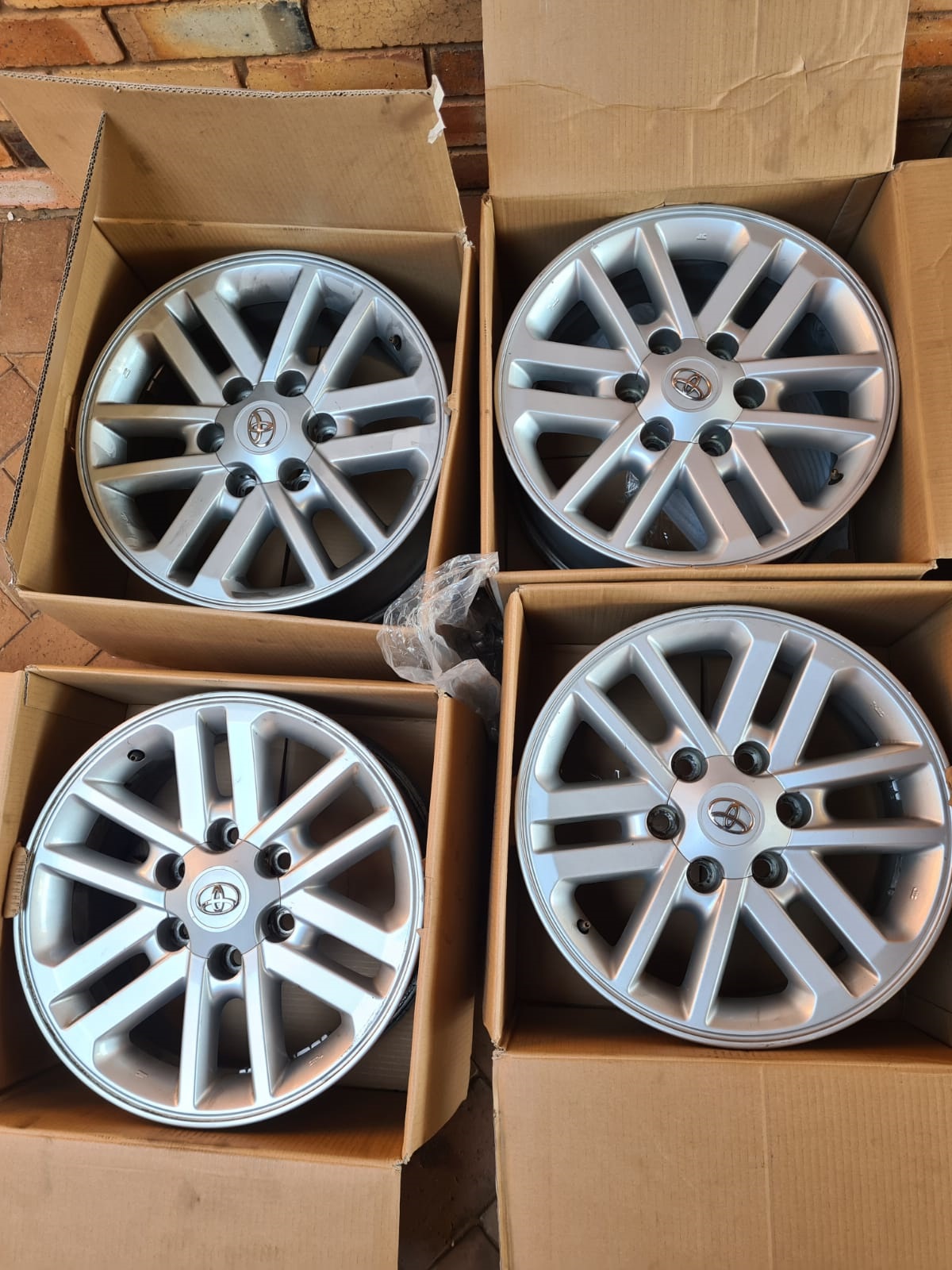 17inch Toyota Hilux/Fortuner/D4D original mags with nuts new set for ...