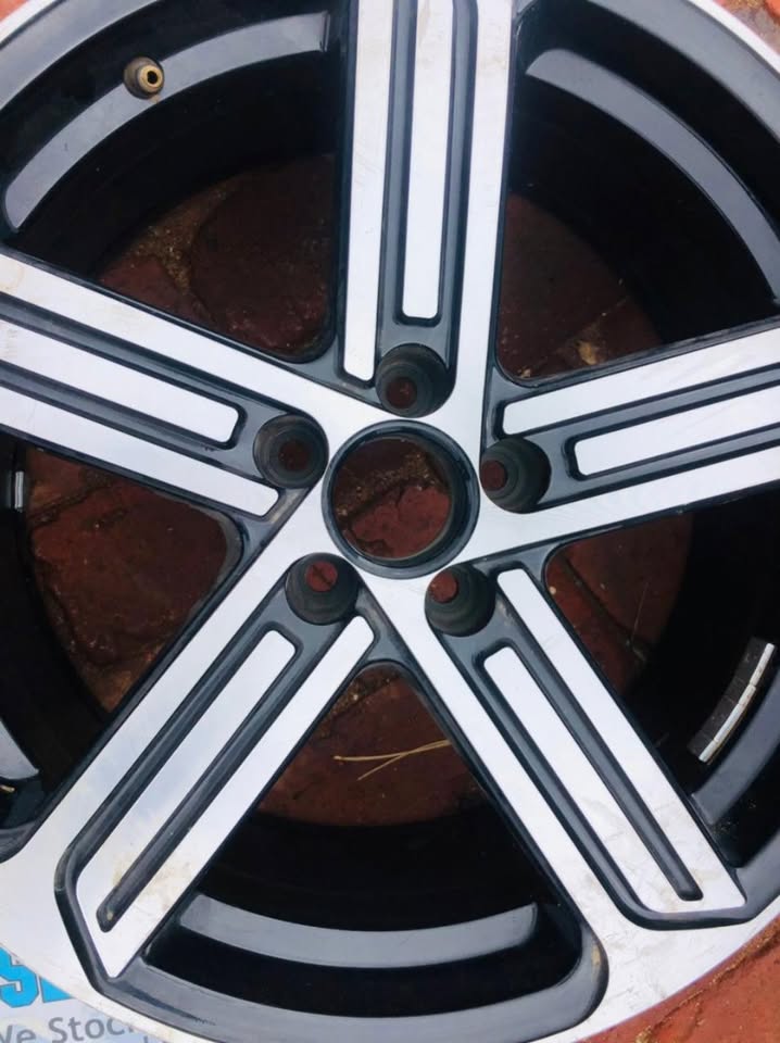 VW Golf 7 R line 17'' rim | Junk Mail Marketplace