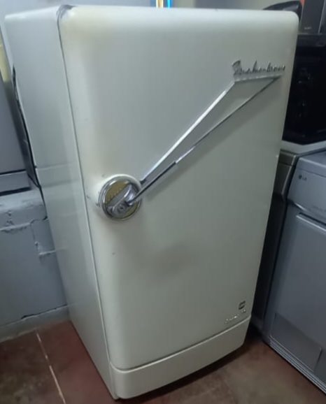 VINTAGE FUCHS-WARE REFRIGERATOR In working order and in very good ...