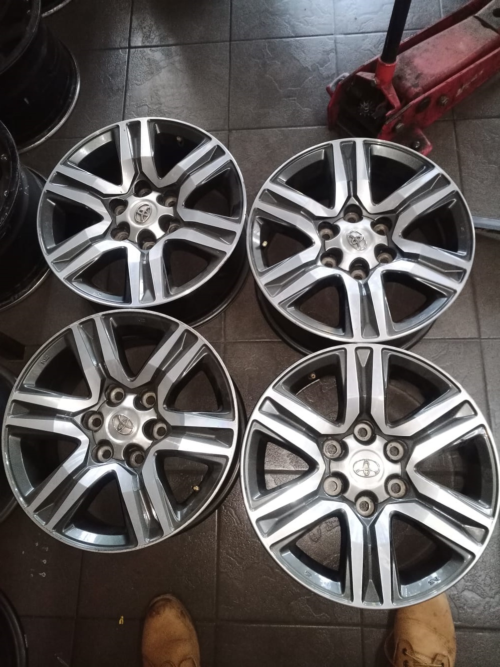 17inch Toyota Hilux/Fortuner original mags set | Junk Mail
