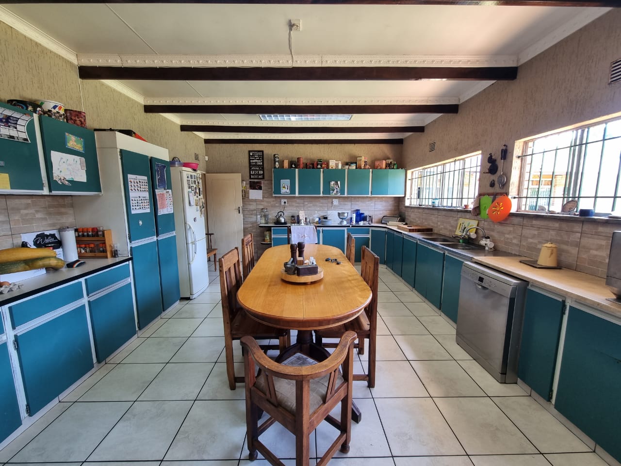 Voluminous, high ceilinged entertainers home! | Junk Mail Marketplace