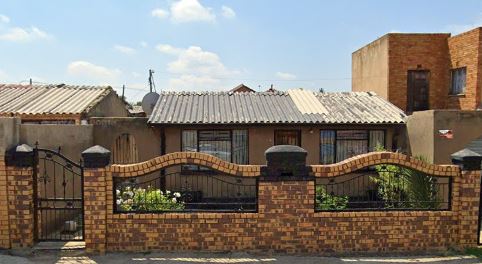 House on a 325m² Property for Sale in Moletsane, Gauteng | Junk Mail