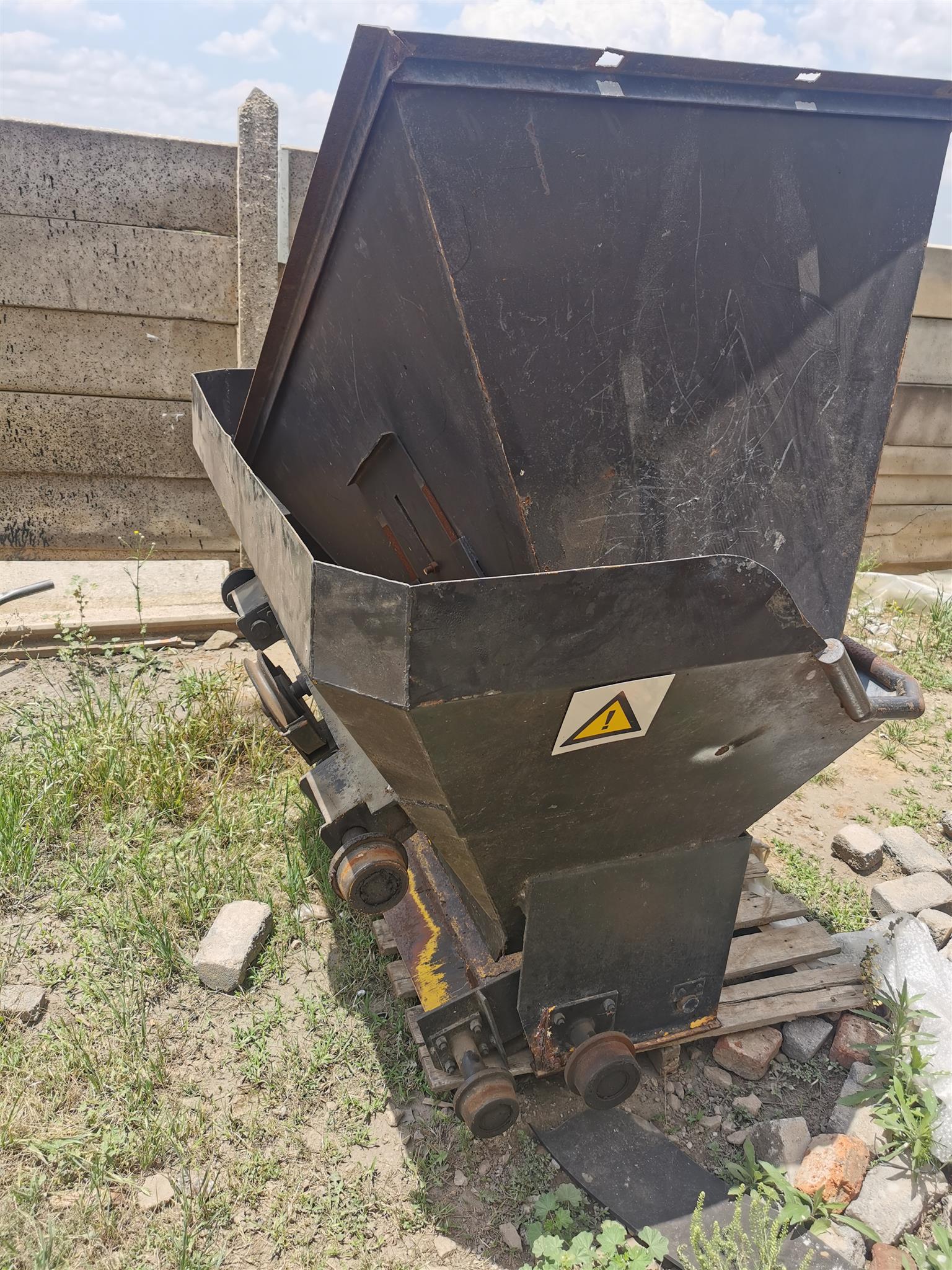 Revaro twinsharft 500 liter concrete mixer with skip, never mixed ...